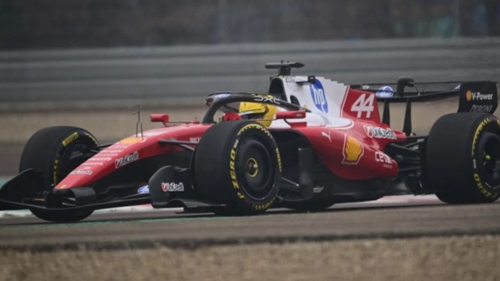 La rossa passa, il mondo si ferma: Ferrari SF-26 sul ponte di Fiorano ...