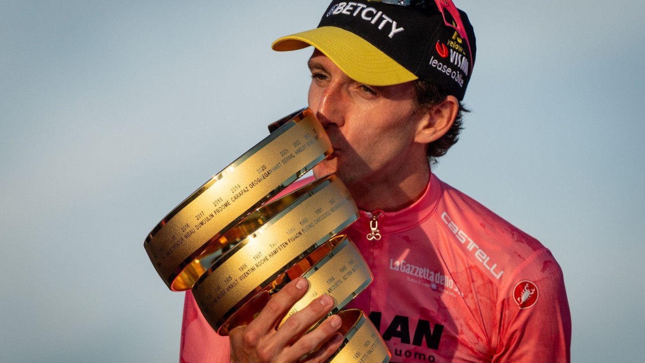 Ciclismo, a 33 anni si ritira Simon Yates: nel 2025 vinse il Giro d ...