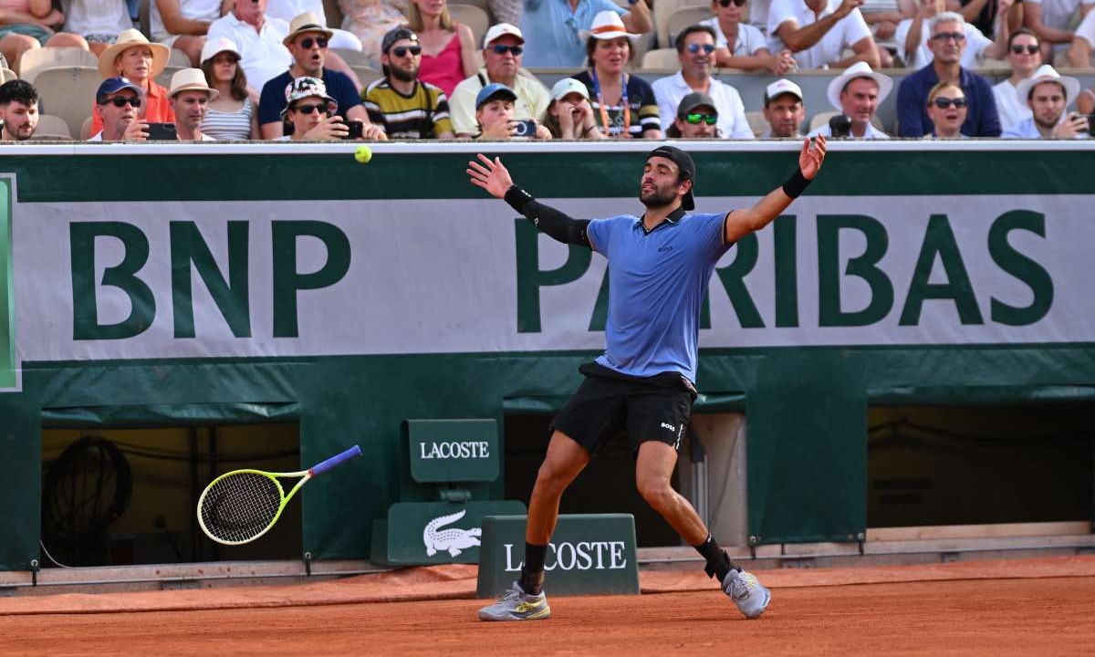 Berrettini vola ai quarti al Roland Garros, Cerundolo battuto in tre ...